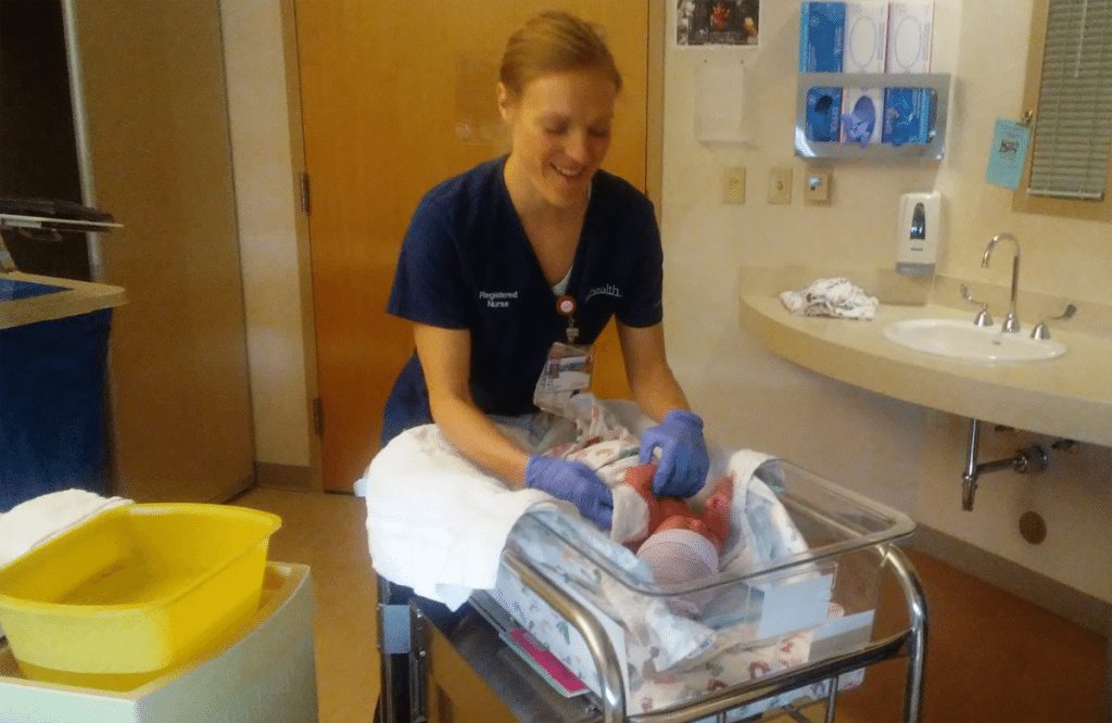 Delayed newborn bath lets moms, babies get more skin in the game ...